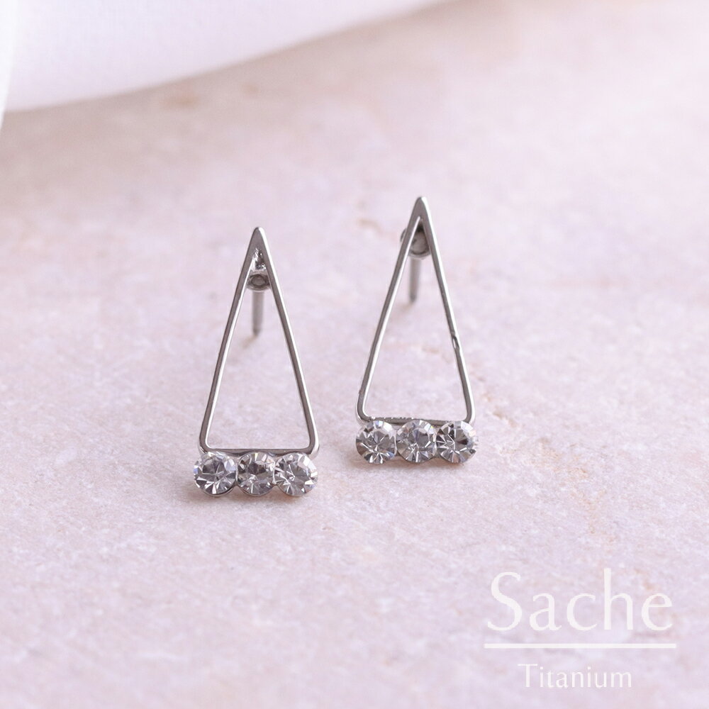 Eliska【Eliska｜エリシュカ】繊細な三角フレームと3粒の輝きが耳元に洗練を添える、純チタンポストピアスシャープで軽やかな三角フレームの中に、小さくも美しい3粒のストーンを並べたミニマルで洗練された印象のピアス。直線的でスタイリッシ...