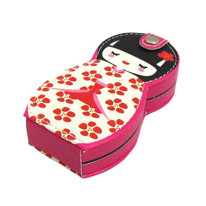 グルーミンググッズをコンパクトに収納！ ネイルケアなどの細かなお手入れに。 かわいいこけしちゃんケースに入ったグルーミンググッズ6点ケアセット。 ギフトやお土産としてももちろん、旅行用にもオススメです。 6点セット内容 ・爪やすり ・毛抜き...