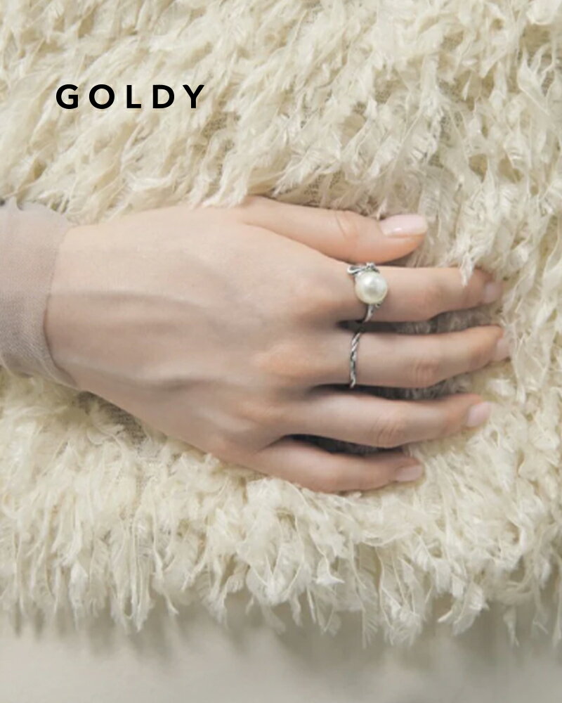 商品詳細 アイテム説明 ノットモチーフと大きめのパールを組み合わせたリングと、ツイストしたラインが美しいリングの2個セット。清楚なイメージのパールアイテムは、結婚式や卒業式・入学式などのオケージョンシーンやパーティーシーンはもちろん、カジュ...