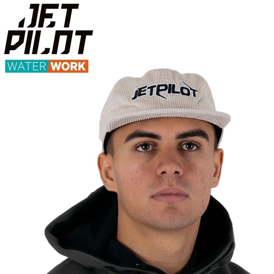 ★★★ JETPILOT 2026 MODEL ★★★ 2026年モデルのメンズキャップです！ ・コーデュロイ生地のキャップです。 ・フロントの刺繍ロゴがアクセント。 ・つばはフラットタイプです。 カラー：セメント サイズ：フリー