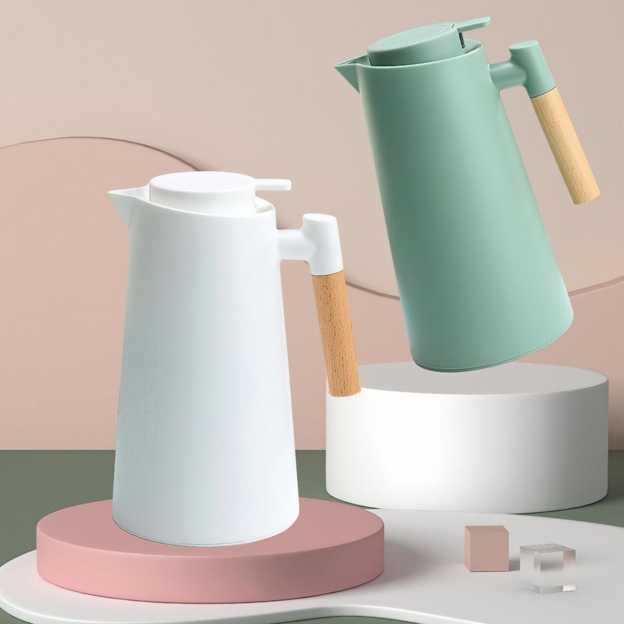 【長時間保温・保冷できる1Lサーモポット】 ◆長時間保温・保冷 外層は食品級PP素材、内層は高品質ガラス銀メッキ構造を採用。 無臭で耐腐食性が高く、飲み物本来の風味を損なわず、最大約24時間の保温・保冷を実現。 ◆大容量1Lで家族に最適 1...