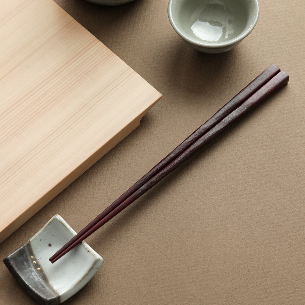 日本の職人が1本ずつ手作りで仕上げるこだわりの高級箸。毎日使うものだから安心で美しいものを。サイズ:長さ22cm材質:天然木加工:漆塗装生産国:日本▼ 同時に見られている商品 ▼