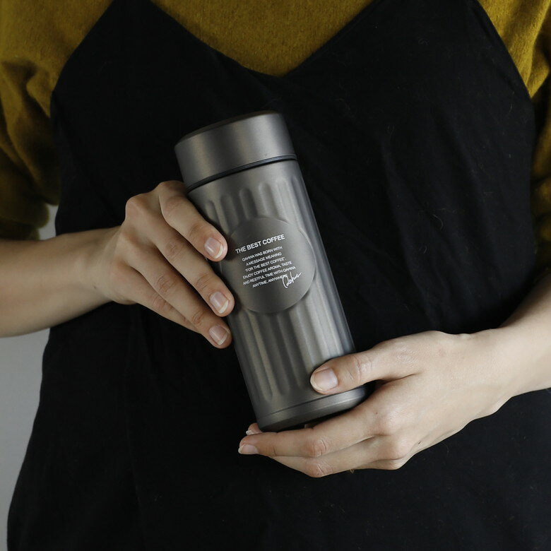 【商品情報】●コーヒーを美味しく持ち運ぶために作られた珈琲専用ボトル。●ボトル内面はテフロン加工を施し、汚れが付きにくく、落ちやすく飲み物の匂い移りなどがしにくく、コーヒー本来の味と香りをお楽しみ頂けます。 ●【「抗菌仕様」のコーヒー専用ス...