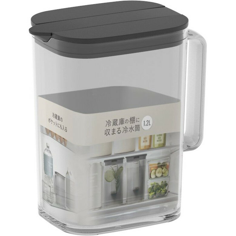 【商品情報】●食卓に馴染む冷水筒 1.2L●1~2人暮らしにちょうど良いサイズの1.2Lの冷水筒です。●ワンプッシュで開閉簡単で注ぎやすいです。●広口設計なのでボトルの中まで手を入れてしっかり洗えます。●沸かしたてのお湯を直接注ぐことができ...