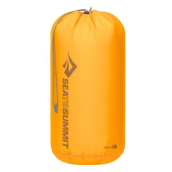 薄手で超軽量の30Dウルトラシル素材を採用したスタッフサック。摩擦の少ない生地なのでバックパックの狭いスペースにも押し込みやすく、底部にはグラブハンドルが設けられ、運搬やバックパックへの出し入れに便利。機能と利便性を求めながら軽さも追求する...