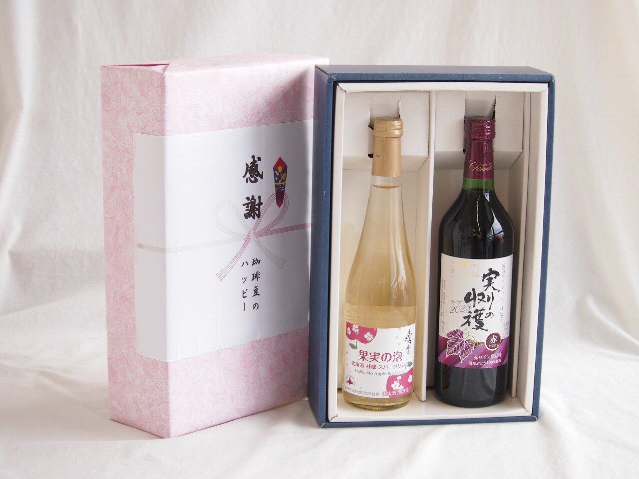 「もぎたてのリンゴをそのまま頬張ったような、フレッシュで贅沢な大人のリンゴジュース」**のようなスパークリングワインです。 一般的なブドウのワインとは異なり、リンゴのみを原料とした「シードル」と呼ばれる種類に近いお酒です。詳しい特徴を3つの...