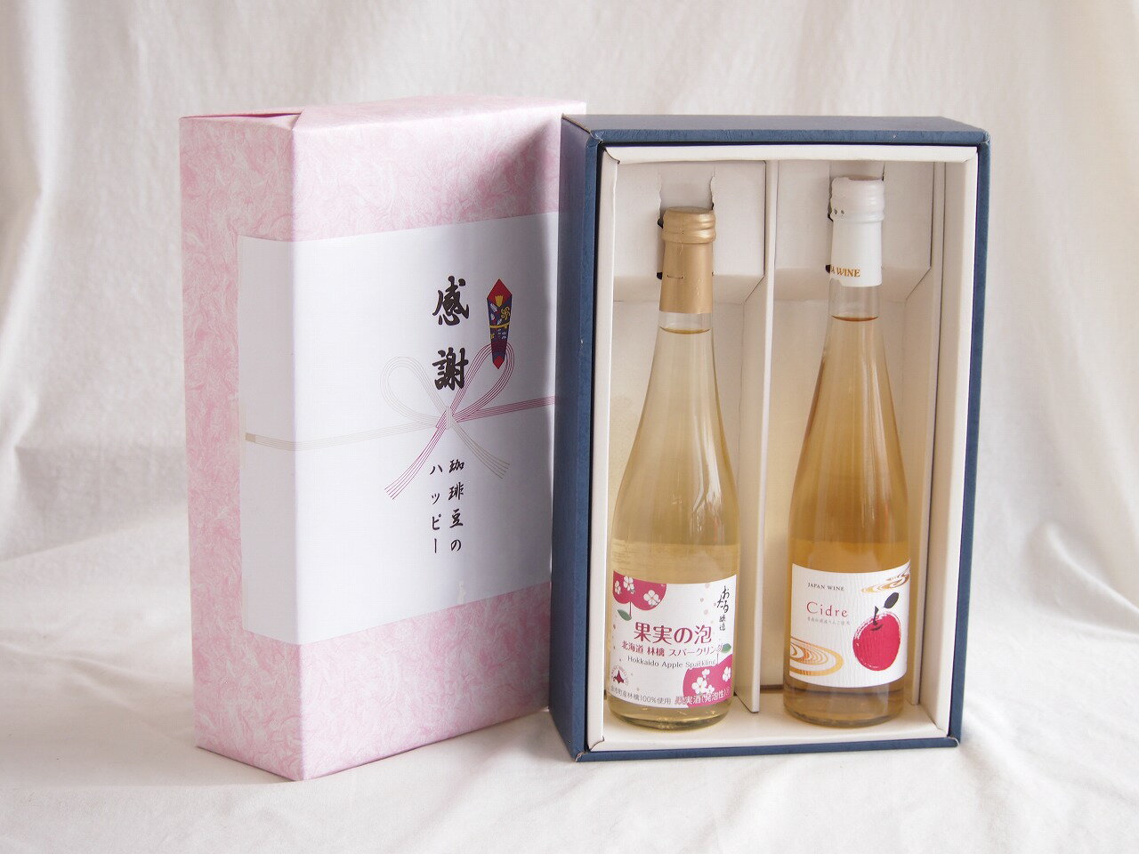 「もぎたてのリンゴをそのまま頬張ったような、フレッシュで贅沢な大人のリンゴジュース」**のようなスパークリングワインです。 一般的なブドウのワインとは異なり、リンゴのみを原料とした「シードル」と呼ばれる種類に近いお酒です。詳しい特徴を3つの...