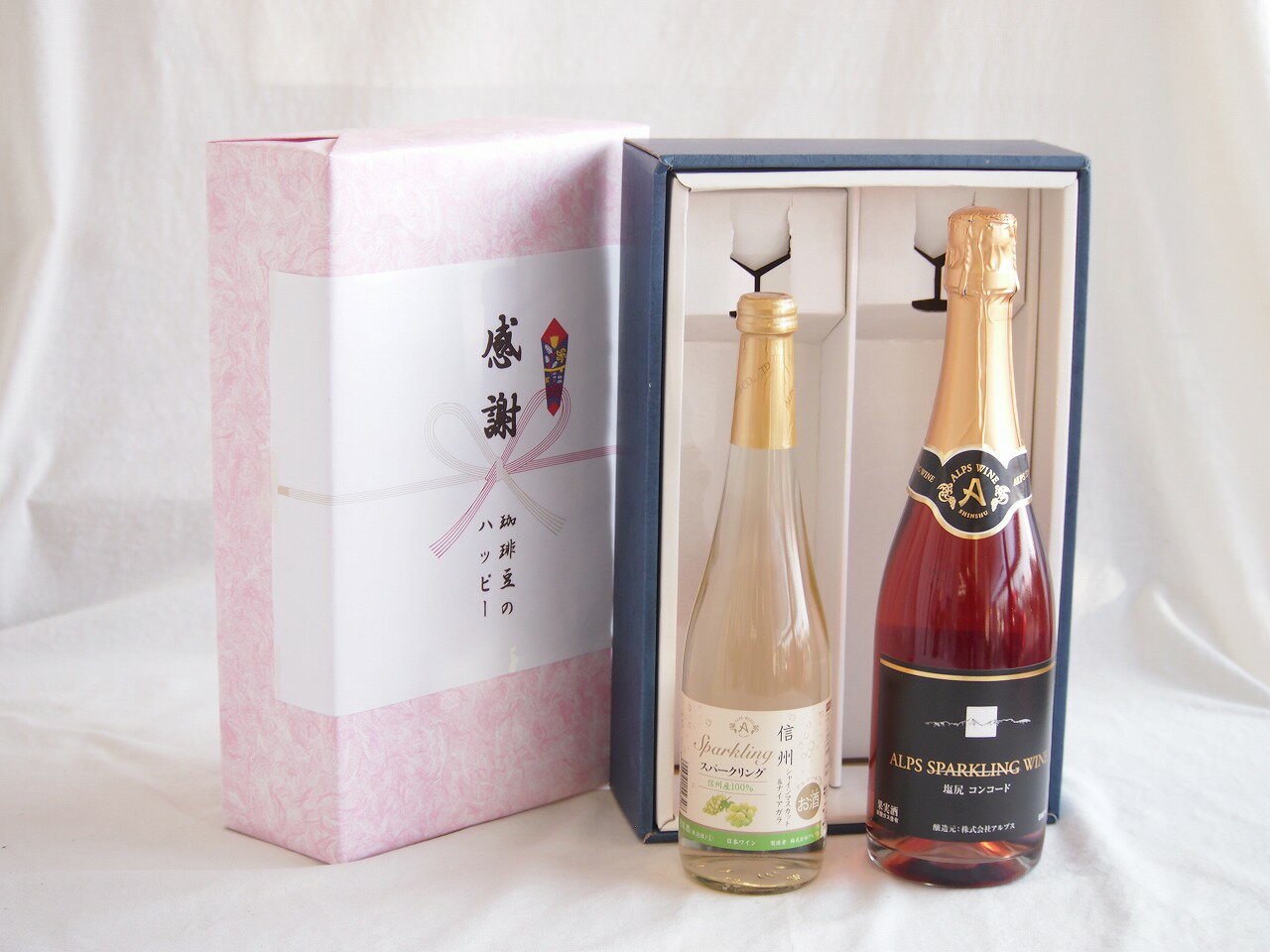 長野県産のぶどうを贅沢に使用した、非常にフルーティーで飲みやすい低アルコールの甘口スパークリングワインです。 1. 贅沢な2種類のぶどうを使用 シャインマスカット:** 上品で華やかな香りと、濃厚な甘みが特徴です。 ナイアガラ:** 非常に...