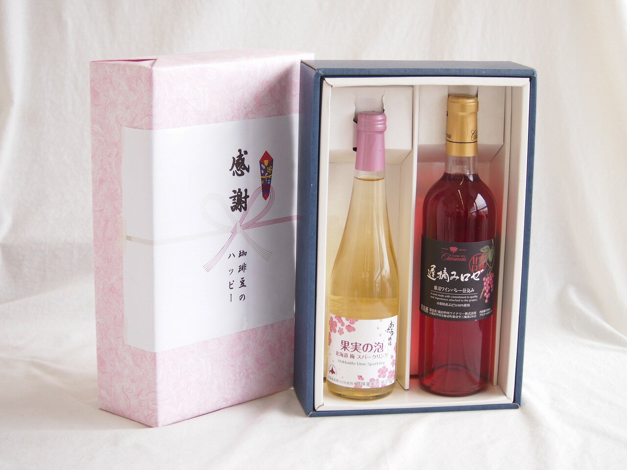 「梅酒」とは作り方が全く違う点にあります。 ### ?? 「梅酒」ではなく「梅のワイン」 普通の梅酒は、焼酎やホワイトリカーに梅を「漬け込んで」作りますが、このワインは**梅の果汁そのものを「発酵」させて**作られています。 * **味わい...