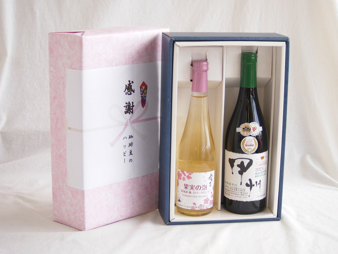 「梅酒」とは作り方が全く違う点にあります。 ### ?? 「梅酒」ではなく「梅のワイン」 普通の梅酒は、焼酎やホワイトリカーに梅を「漬け込んで」作りますが、このワインは**梅の果汁そのものを「発酵」させて**作られています。 * **味わい...