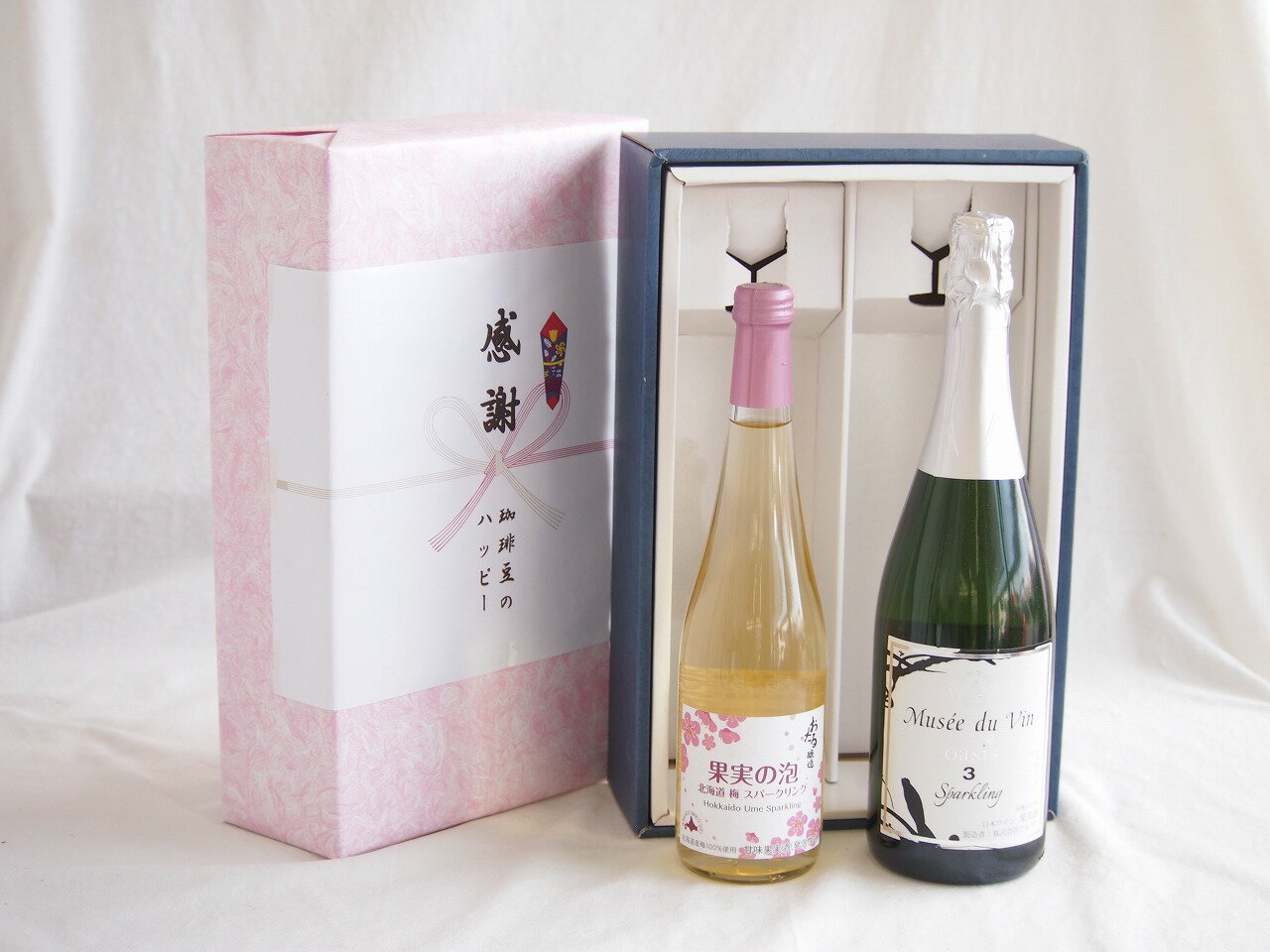 「梅酒」とは作り方が全く違う点にあります。 ### ?? 「梅酒」ではなく「梅のワイン」 普通の梅酒は、焼酎やホワイトリカーに梅を「漬け込んで」作りますが、このワインは**梅の果汁そのものを「発酵」させて**作られています。 * **味わい...