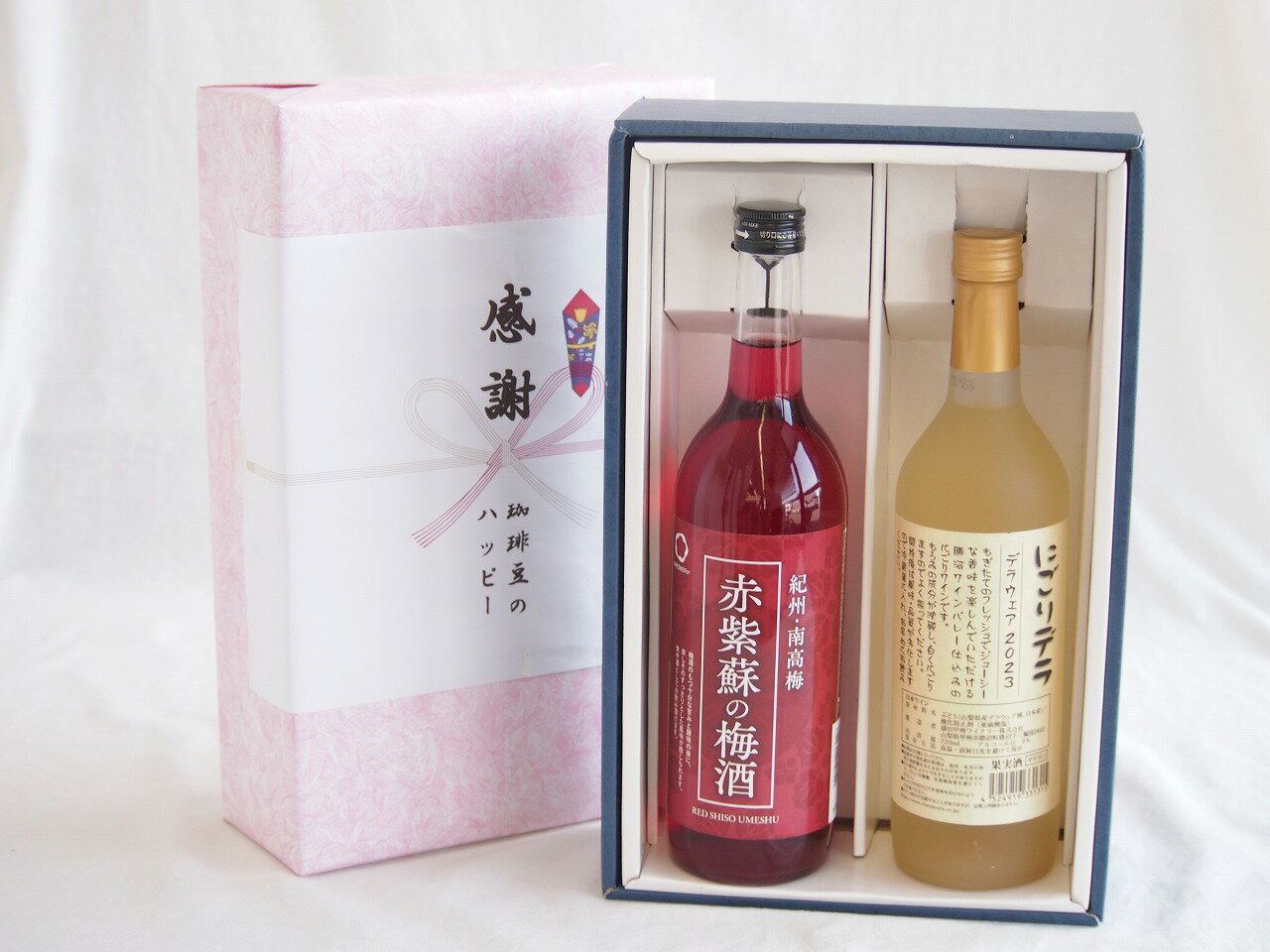 赤紫蘇梅酒は、紀州の南高梅と赤紫蘇を組み合わせた独特の梅酒です。鮮やかなルビー色が特徴で、赤紫蘇の爽やかな香りが南高梅の旨みと絶妙にマッチしています。その味わいは食事と一緒に楽しむのにぴったりで、香りと色合いが特別な雰囲気を作り出してくれま...