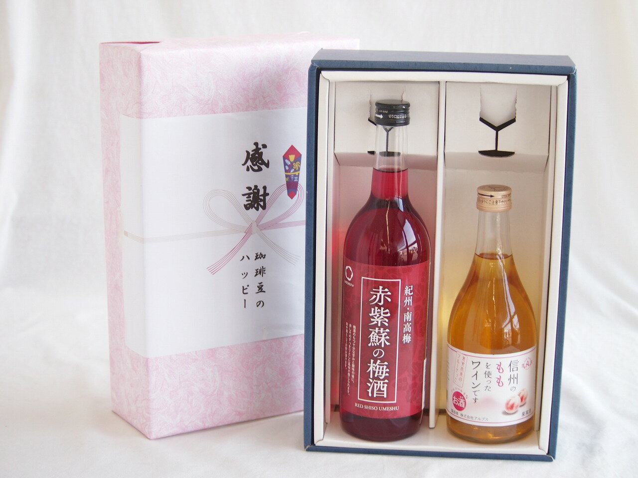 赤紫蘇梅酒は、紀州の南高梅と赤紫蘇を組み合わせた独特の梅酒です。鮮やかなルビー色が特徴で、赤紫蘇の爽やかな香りが南高梅の旨みと絶妙にマッチしています。その味わいは食事と一緒に楽しむのにぴったりで、香りと色合いが特別な雰囲気を作り出してくれま...