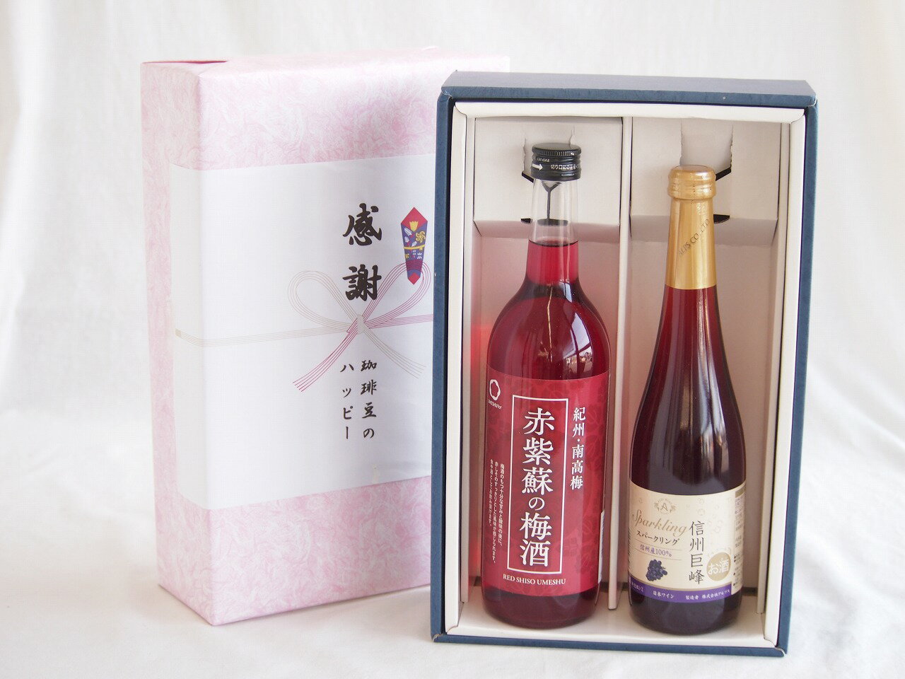 赤紫蘇梅酒は、紀州の南高梅と赤紫蘇を組み合わせた独特の梅酒です。鮮やかなルビー色が特徴で、赤紫蘇の爽やかな香りが南高梅の旨みと絶妙にマッチしています。その味わいは食事と一緒に楽しむのにぴったりで、香りと色合いが特別な雰囲気を作り出してくれま...