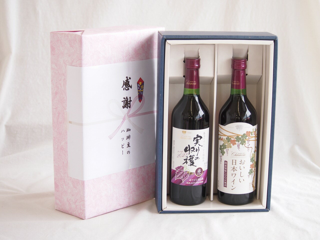 「シャンモリ 実りの収穫 甘口赤ワイン」は、コンコード種を使用したライトボディの赤ワインで、アルコール度数は10％と控えめです。密閉タンク内でぶどうを潰さず発酵させる「マセラシオン・カルボニック法」で醸造され、鮮やかなルビー色とフレッシュで...