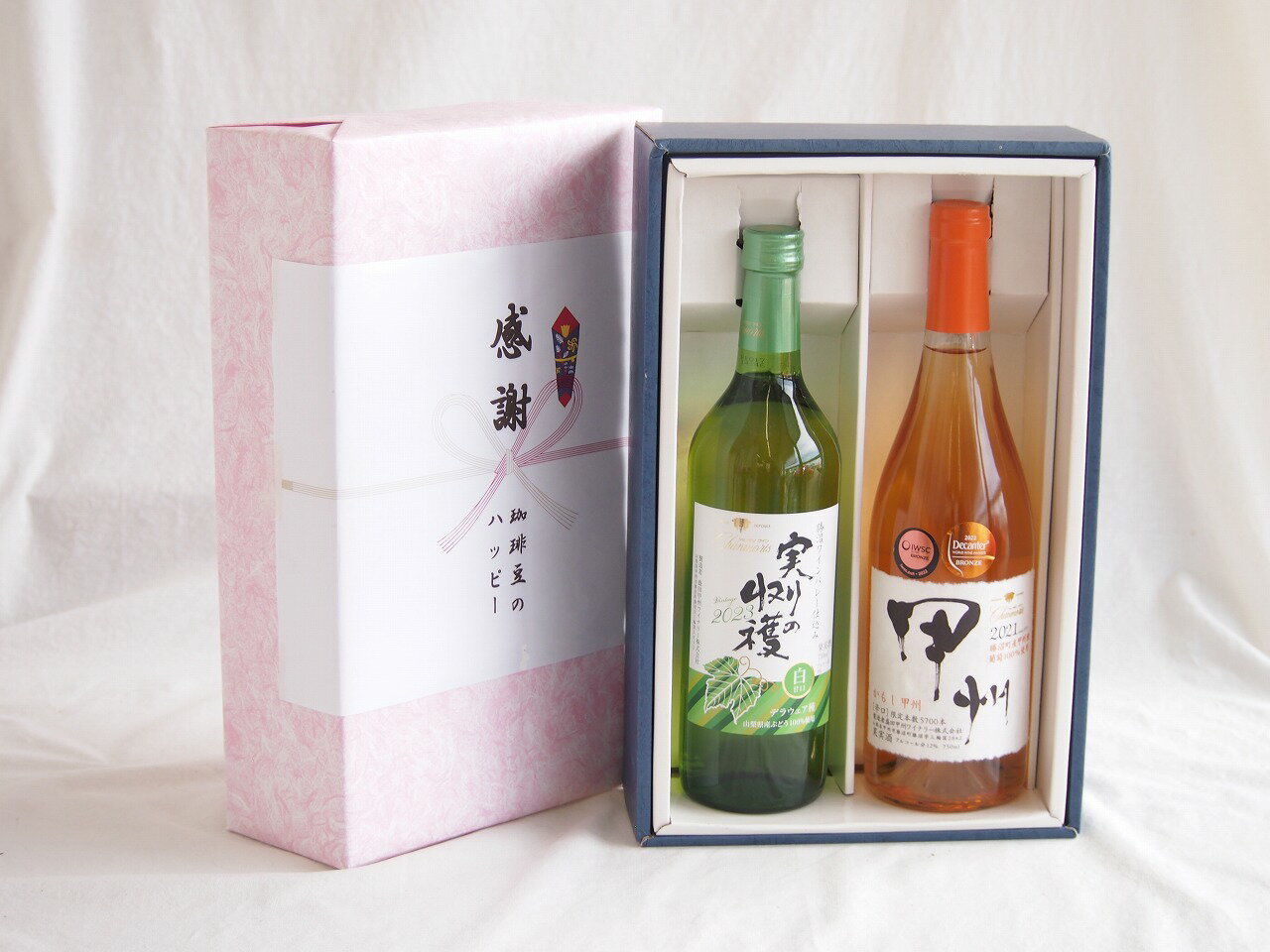 「シャンモリ 実りの収穫 白甘口」は、山梨県産のデラウェア種ぶどうを使用したフレッシュでフルーティーな甘口ワインです。その際立つ果実の甘みは、天然の有機酸と調和しており、飲み心地がとても優しいです。 また、アルコール度数は9%と控えめで、初...