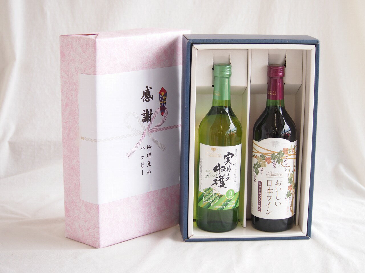 「シャンモリ 実りの収穫 白甘口」は、山梨県産のデラウェア種ぶどうを使用したフレッシュでフルーティーな甘口ワインです。その際立つ果実の甘みは、天然の有機酸と調和しており、飲み心地がとても優しいです。 また、アルコール度数は9%と控えめで、初...