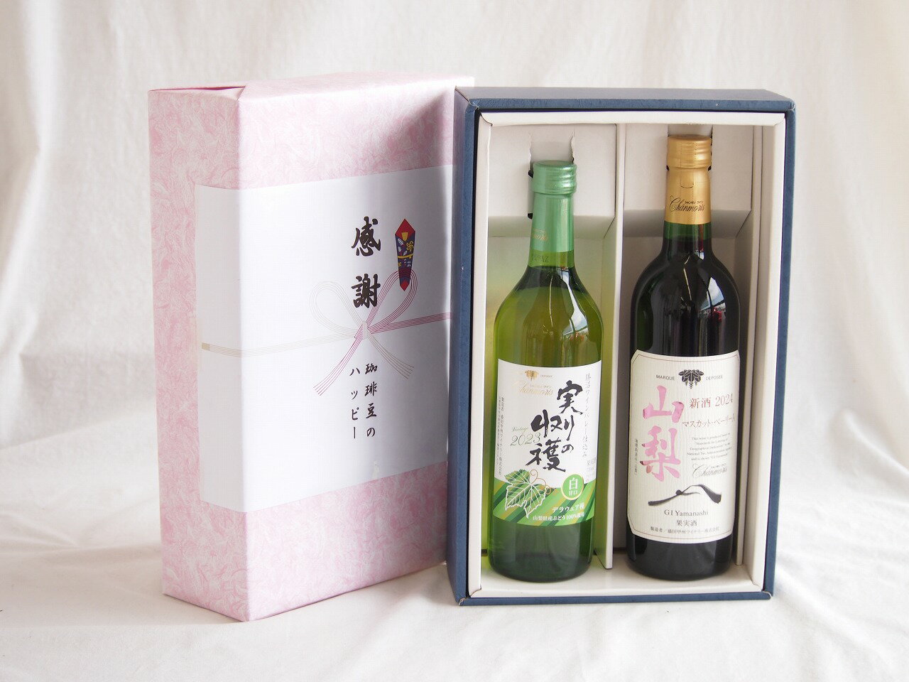 「シャンモリ 実りの収穫 白甘口」は、山梨県産のデラウェア種ぶどうを使用したフレッシュでフルーティーな甘口ワインです。その際立つ果実の甘みは、天然の有機酸と調和しており、飲み心地がとても優しいです。 また、アルコール度数は9%と控えめで、初...