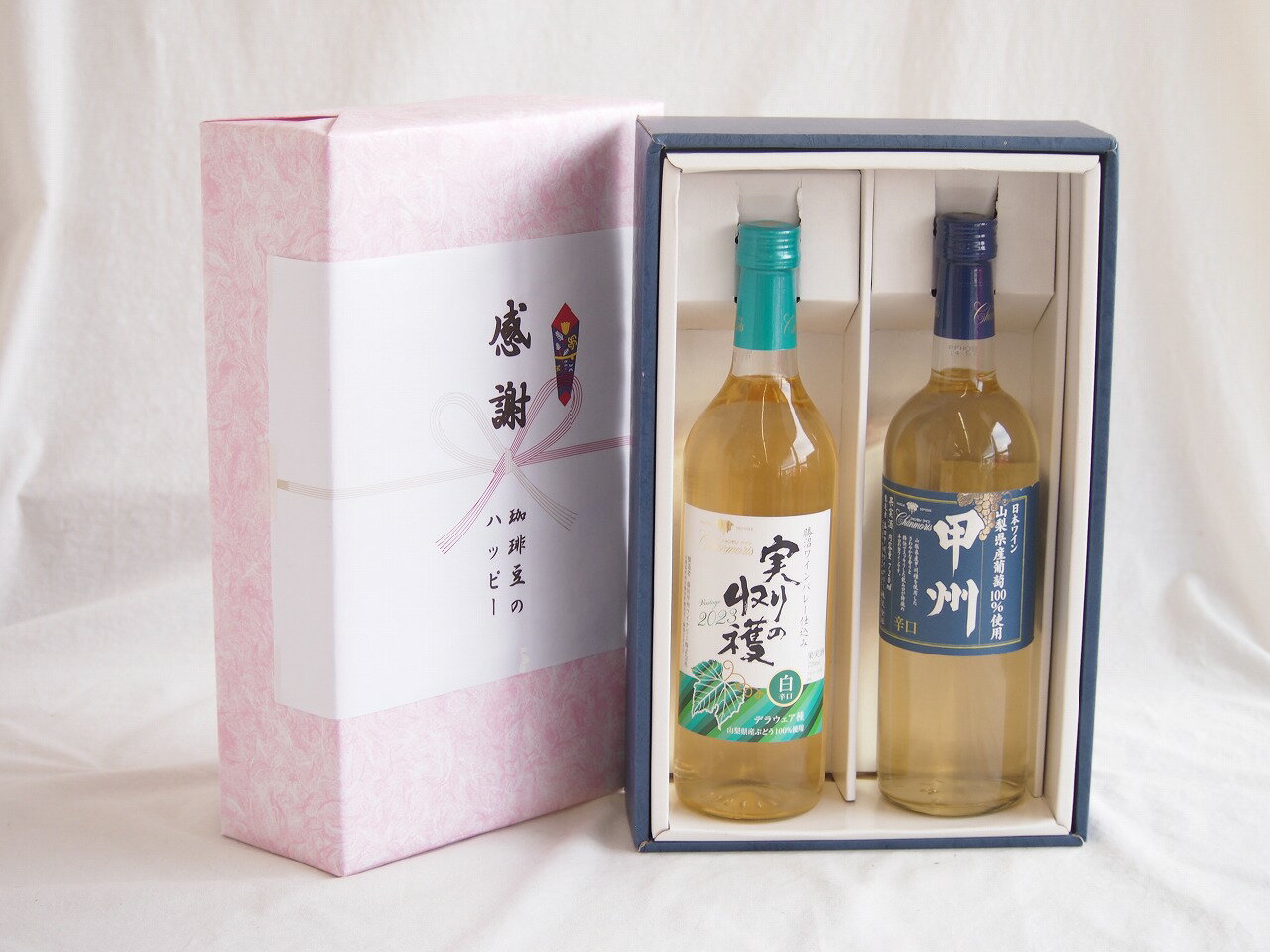 「シャンモリ 実りの収穫 白ワイン」は、山梨県のデラウェア種のぶどうを使用した辛口の白ワインで、そのすっきりとした飲み口が大きな魅力です。摘みたてのぶどうのフレッシュな香りと、天然の有機酸によるシャープな酸味が楽しめる一本です。このワインは...