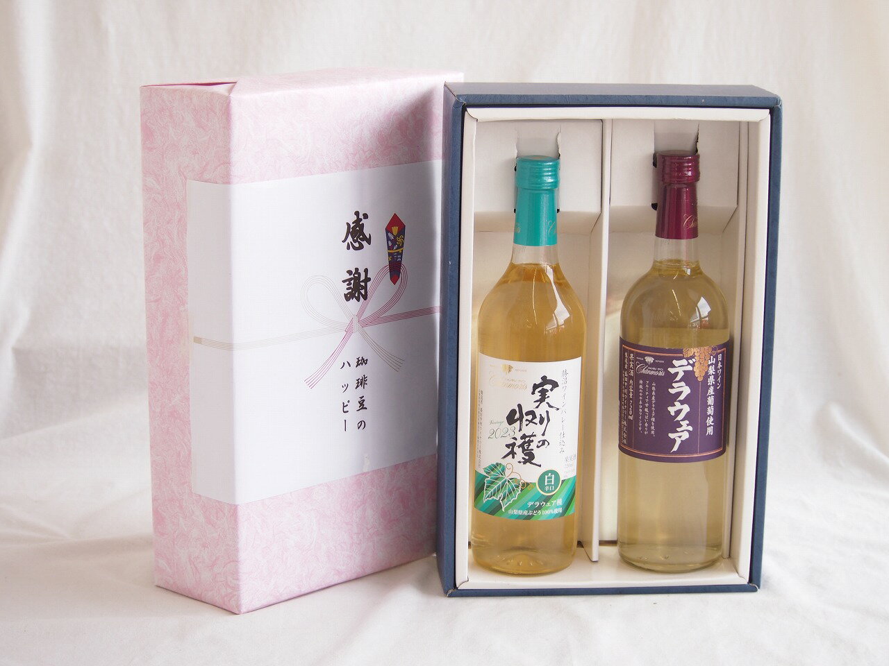 「シャンモリ 実りの収穫 白ワイン」は、山梨県のデラウェア種のぶどうを使用した辛口の白ワインで、そのすっきりとした飲み口が大きな魅力です。摘みたてのぶどうのフレッシュな香りと、天然の有機酸によるシャープな酸味が楽しめる一本です。このワインは...