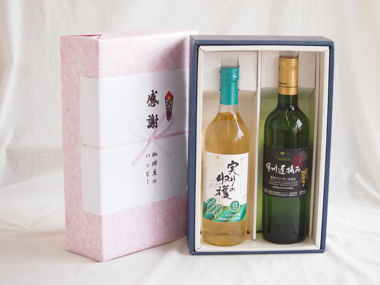 「シャンモリ 実りの収穫 白ワイン」は、山梨県のデラウェア種のぶどうを使用した辛口の白ワインで、そのすっきりとした飲み口が大きな魅力です。摘みたてのぶどうのフレッシュな香りと、天然の有機酸によるシャープな酸味が楽しめる一本です。このワインは...