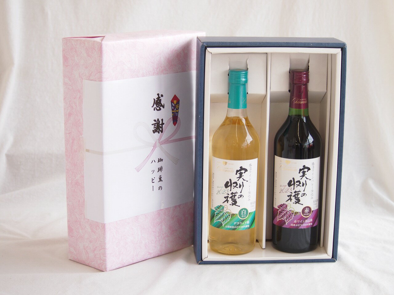 「シャンモリ 実りの収穫 白ワイン」は、山梨県のデラウェア種のぶどうを使用した辛口の白ワインで、そのすっきりとした飲み口が大きな魅力です。摘みたてのぶどうのフレッシュな香りと、天然の有機酸によるシャープな酸味が楽しめる一本です。このワインは...