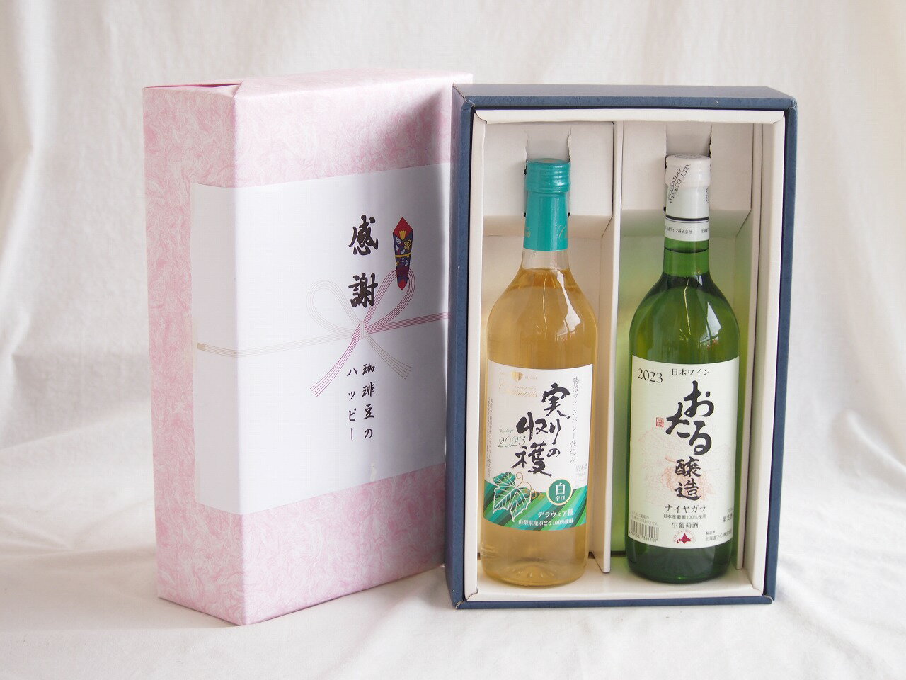 「シャンモリ 実りの収穫 白ワイン」は、山梨県のデラウェア種のぶどうを使用した辛口の白ワインで、そのすっきりとした飲み口が大きな魅力です。摘みたてのぶどうのフレッシュな香りと、天然の有機酸によるシャープな酸味が楽しめる一本です。このワインは...