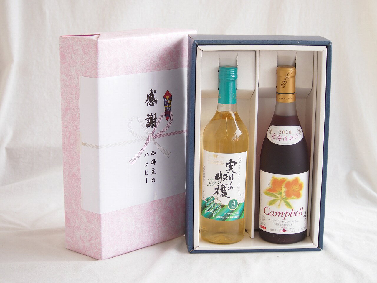 「シャンモリ 実りの収穫 白ワイン」は、山梨県のデラウェア種のぶどうを使用した辛口の白ワインで、そのすっきりとした飲み口が大きな魅力です。摘みたてのぶどうのフレッシュな香りと、天然の有機酸によるシャープな酸味が楽しめる一本です。このワインは...