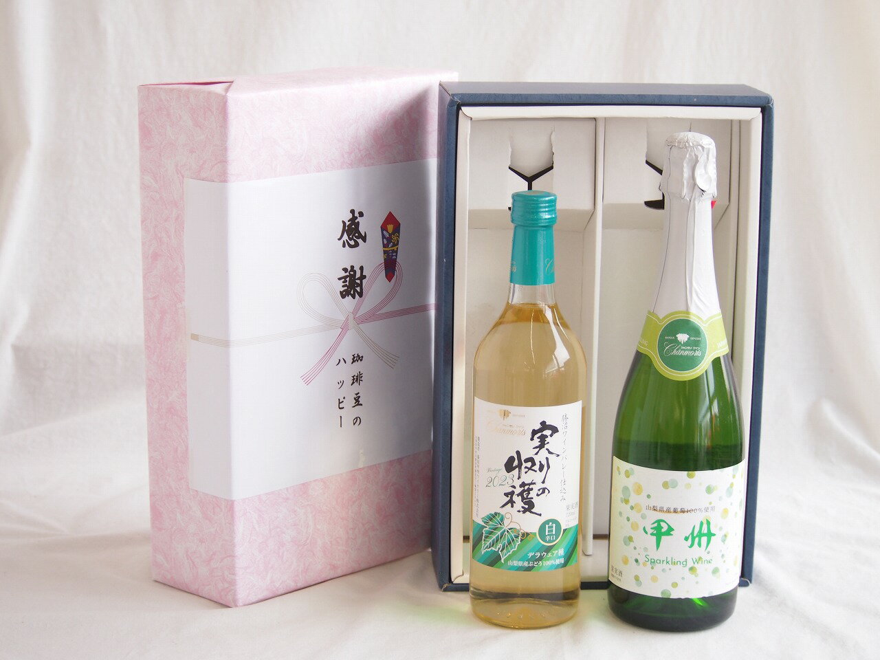 「シャンモリ 実りの収穫 白ワイン」は、山梨県のデラウェア種のぶどうを使用した辛口の白ワインで、そのすっきりとした飲み口が大きな魅力です。摘みたてのぶどうのフレッシュな香りと、天然の有機酸によるシャープな酸味が楽しめる一本です。このワインは...