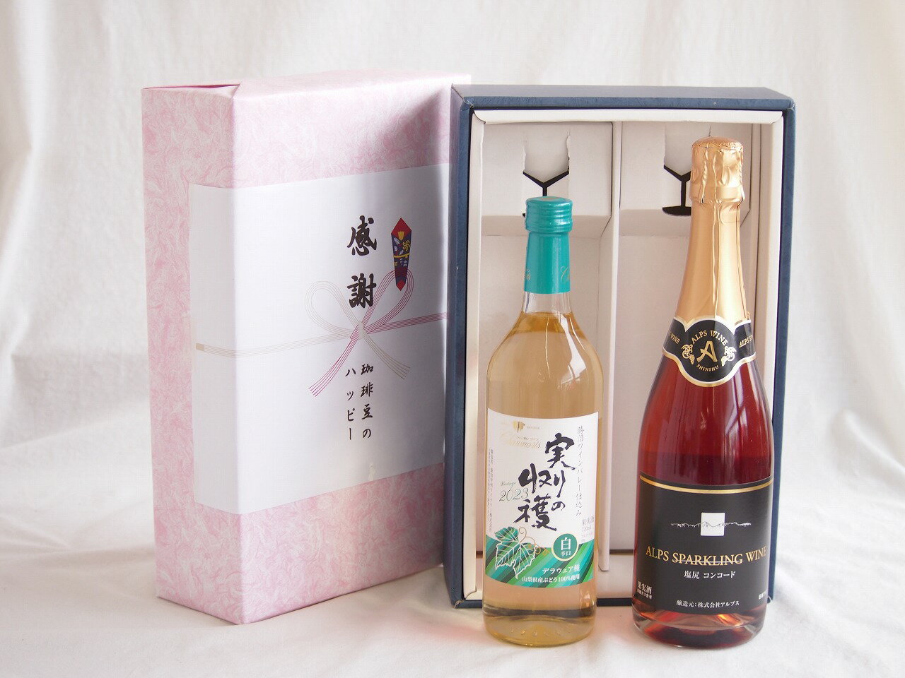 「シャンモリ 実りの収穫 白ワイン」は、山梨県のデラウェア種のぶどうを使用した辛口の白ワインで、そのすっきりとした飲み口が大きな魅力です。摘みたてのぶどうのフレッシュな香りと、天然の有機酸によるシャープな酸味が楽しめる一本です。このワインは...