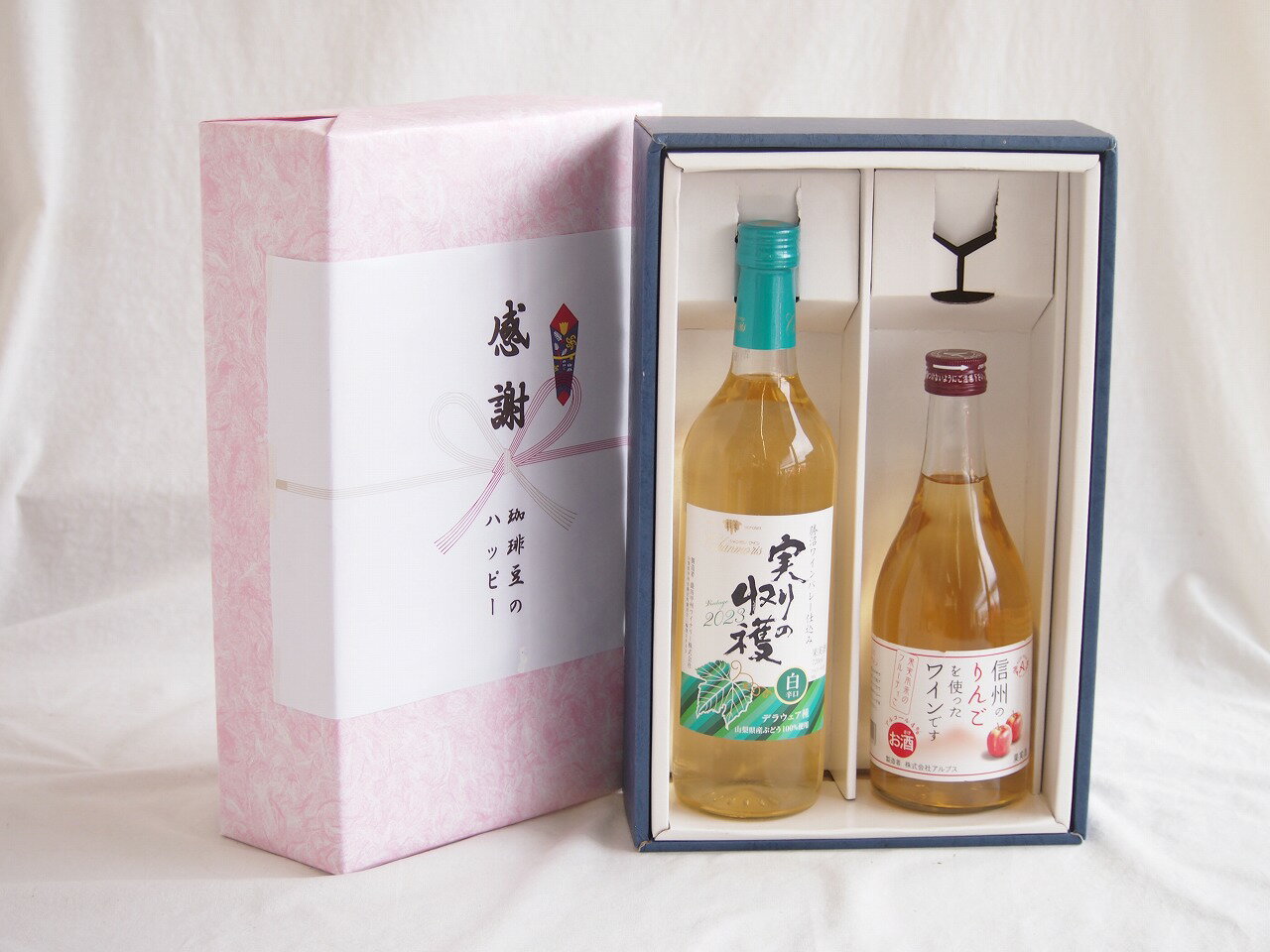 「シャンモリ 実りの収穫 白ワイン」は、山梨県のデラウェア種のぶどうを使用した辛口の白ワインで、そのすっきりとした飲み口が大きな魅力です。摘みたてのぶどうのフレッシュな香りと、天然の有機酸によるシャープな酸味が楽しめる一本です。このワインは...