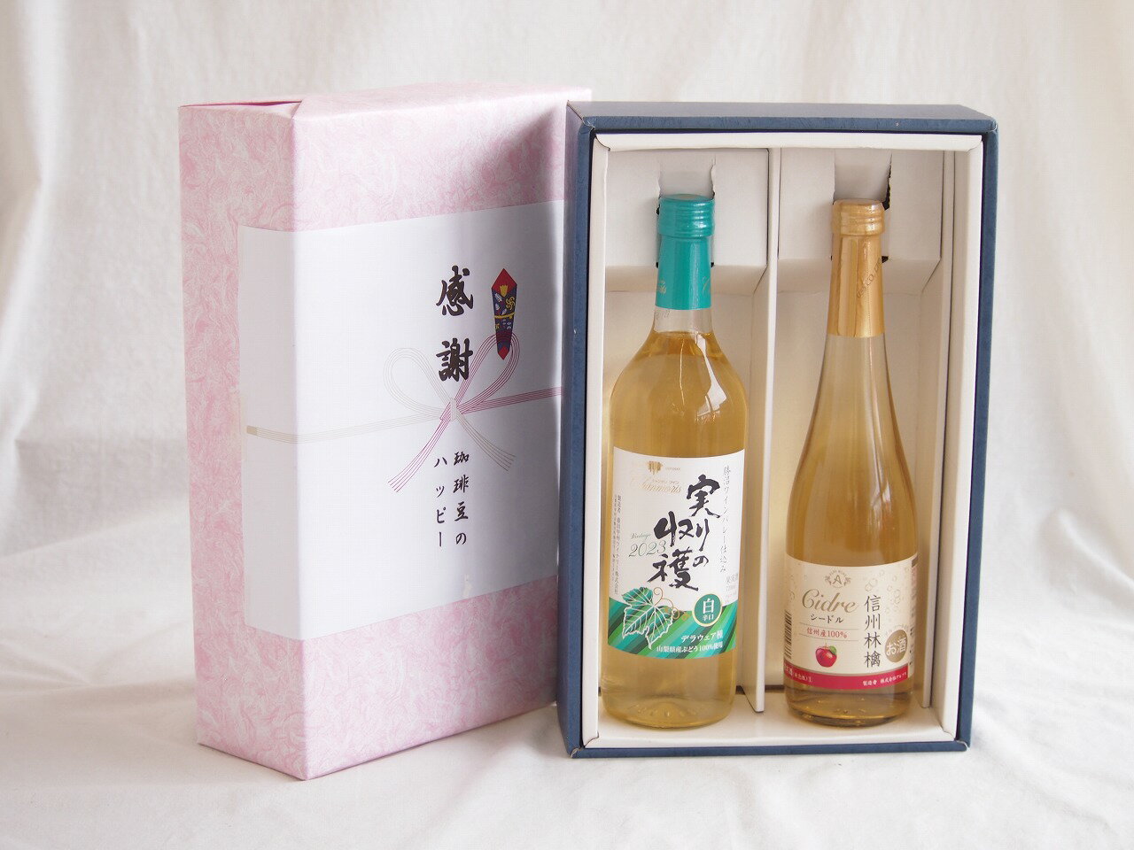 「シャンモリ 実りの収穫 白ワイン」は、山梨県のデラウェア種のぶどうを使用した辛口の白ワインで、そのすっきりとした飲み口が大きな魅力です。摘みたてのぶどうのフレッシュな香りと、天然の有機酸によるシャープな酸味が楽しめる一本です。このワインは...