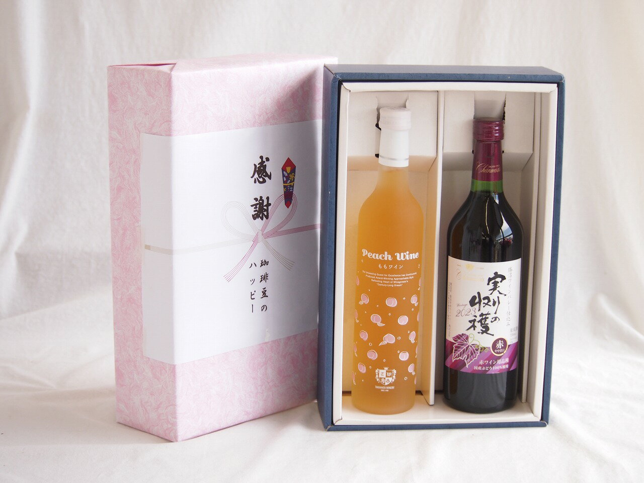 山形県高畠ももワインは、東北地方産の白桃を使った甘口のフルーツワインで、とても優雅な味わいが楽しめますよ。グラスに注ぐと、完熟した桃をそのまま食べているような芳醇な香りが広がります。なめらかな口当たりが特徴で、果実感たっぷりの甘さが際立って...