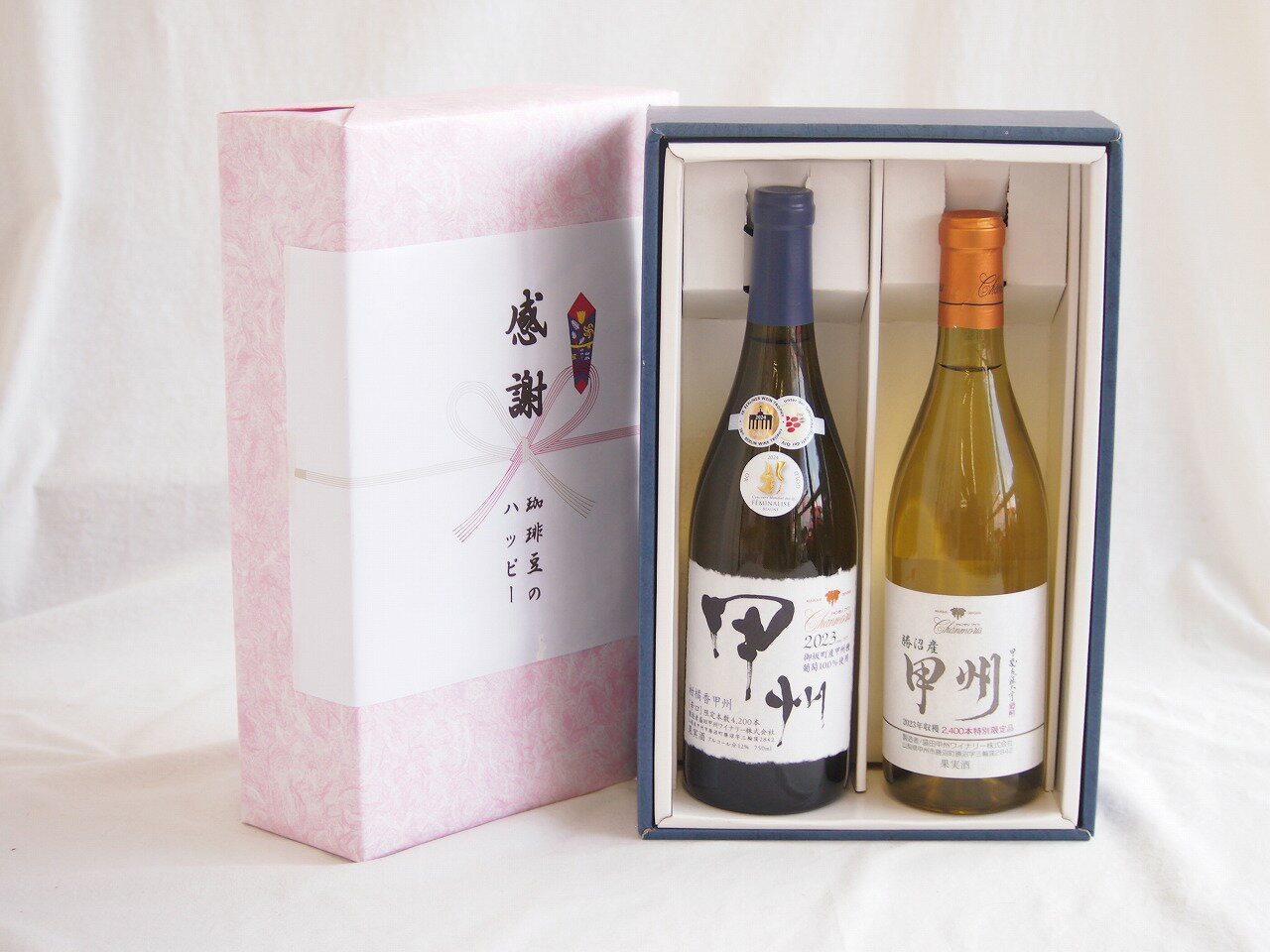 こちらの「柑橘香 山梨県産御坂甲州白ワイン 720ml」は、山梨県笛吹市御坂町産の甲州ぶどうを使用した辛口白ワインです。和柑橘の爽やかな香りが特徴で、カボスや青ミカンのニュアンスを感じるフレッシュな味わいがあります。さらに、程よい酸味と果実...