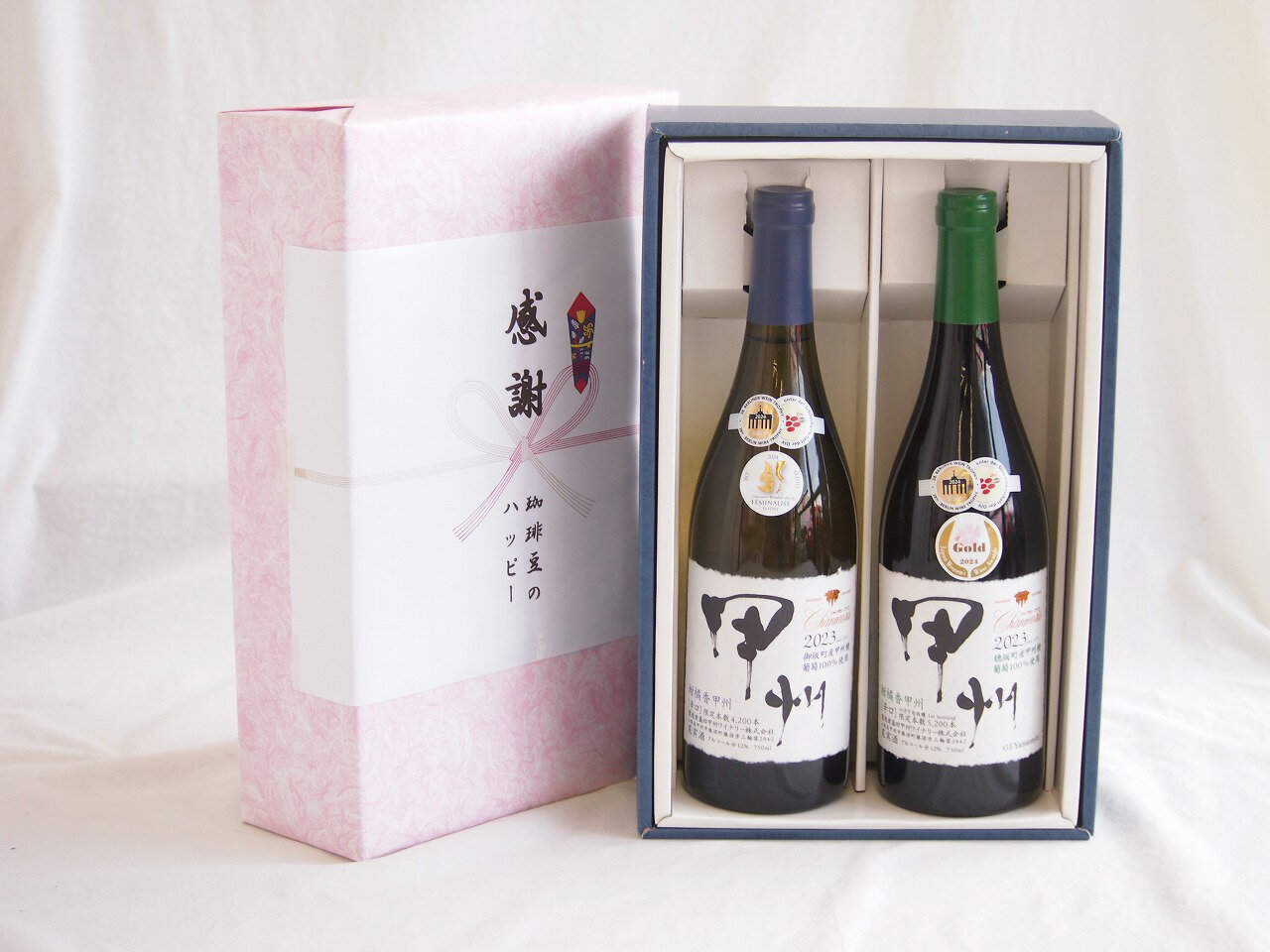 こちらの「柑橘香 山梨県産御坂甲州白ワイン 720ml」は、山梨県笛吹市御坂町産の甲州ぶどうを使用した辛口白ワインです。和柑橘の爽やかな香りが特徴で、カボスや青ミカンのニュアンスを感じるフレッシュな味わいがあります。さらに、程よい酸味と果実...