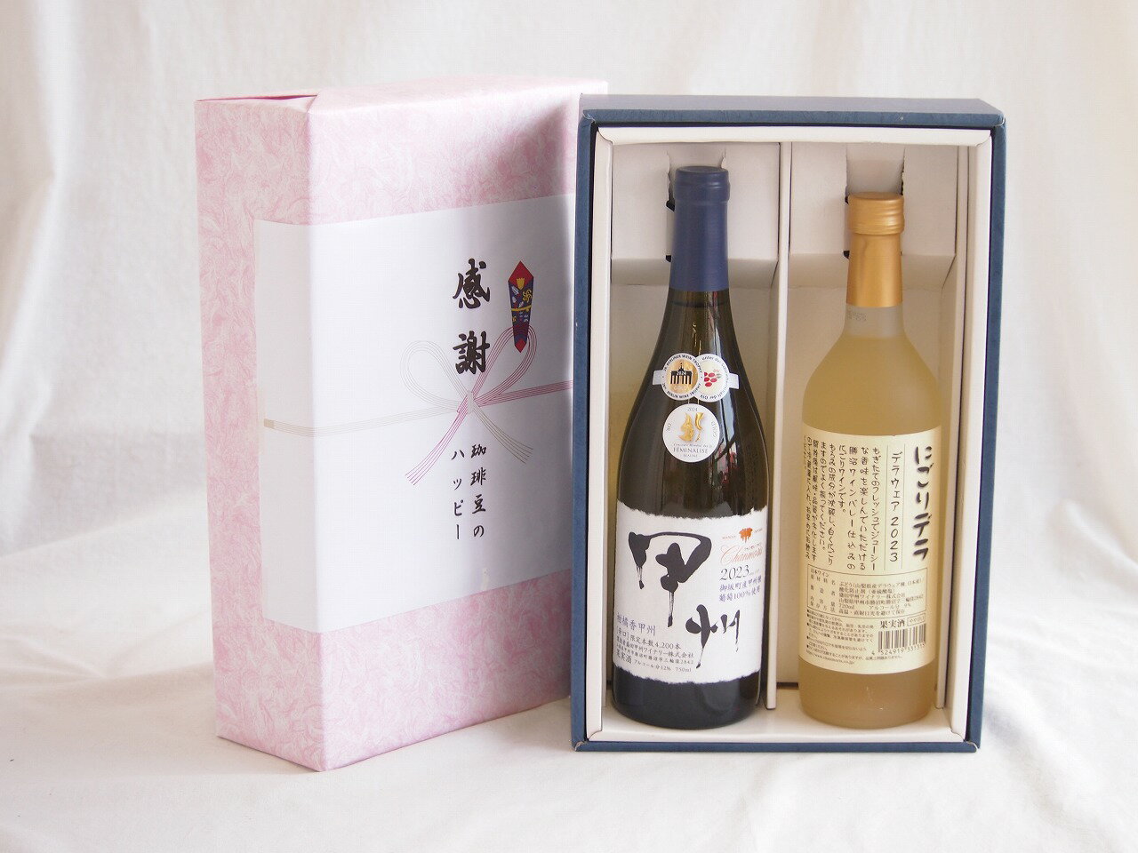 こちらの「柑橘香 山梨県産御坂甲州白ワイン 720ml」は、山梨県笛吹市御坂町産の甲州ぶどうを使用した辛口白ワインです。和柑橘の爽やかな香りが特徴で、カボスや青ミカンのニュアンスを感じるフレッシュな味わいがあります。さらに、程よい酸味と果実...