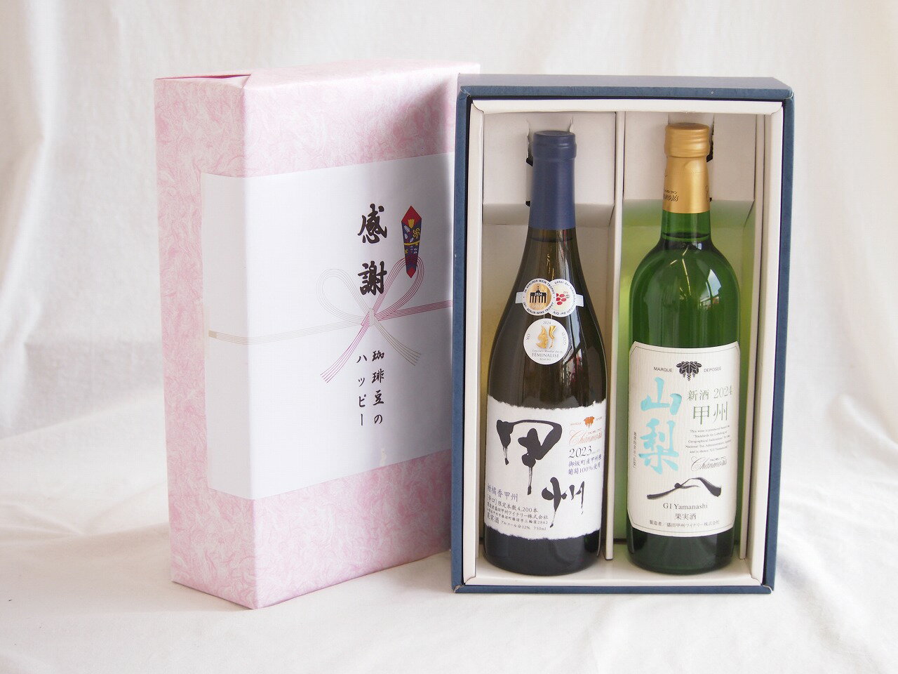 こちらの「柑橘香 山梨県産御坂甲州白ワイン 720ml」は、山梨県笛吹市御坂町産の甲州ぶどうを使用した辛口白ワインです。和柑橘の爽やかな香りが特徴で、カボスや青ミカンのニュアンスを感じるフレッシュな味わいがあります。さらに、程よい酸味と果実...