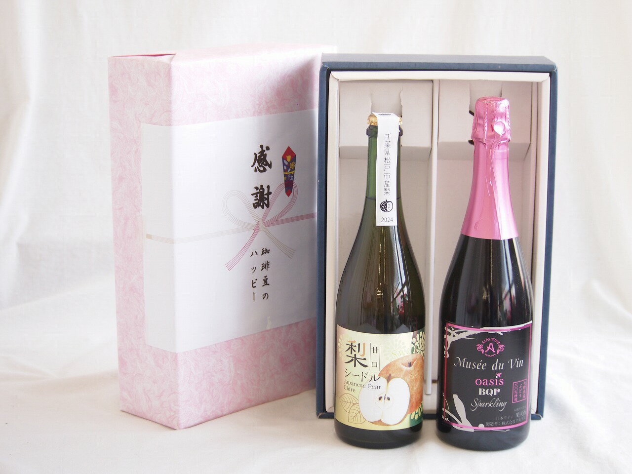 梨シードルは、梨を原料として発酵させて造られる果実酒で、主にスパークリングワインのような特徴を持つお酒です。甘口から辛口まで味のバリエーションがあり、果物の自然な甘みや爽やかさを楽しむことができますよ。リンゴから作られるシードルに似ています...