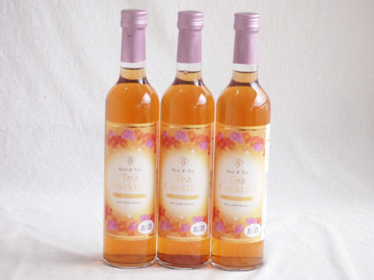 ティーカクテル ハニーは、山梨県の特産品で、500mlのボトルに入っています。このカクテルは、ハニーと紅茶をベースにしたもので、甘さと爽やかさが特徴です3本セット(ティーカクテル ハニー(山梨県)) 500ml×3本