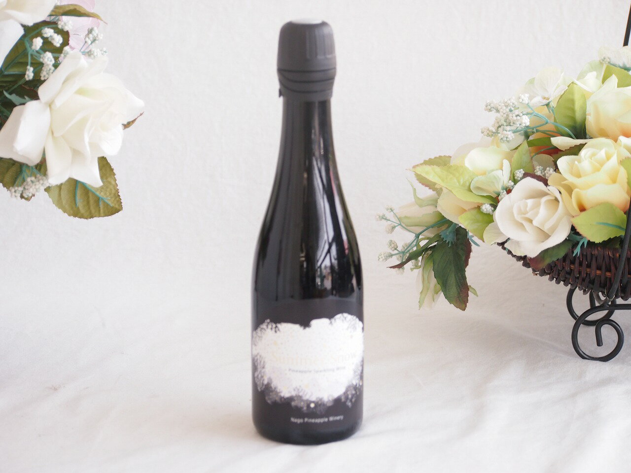 名護パイナップルワイナリーの「サマースノー パイナップルスパークリングワイン 甘口」は、沖縄県産のパイナップルを使ったスパークリングワインです。このお酒は、パイナップル特有の豊かな甘味と酸味の絶妙なバランスが楽しめる一品です。特徴　アルコー...