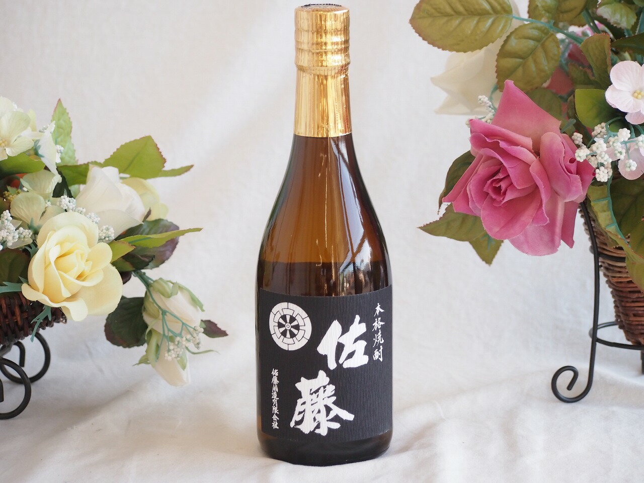 「黒麹仕込 佐藤芋焼酎」は、鹿児島県の佐藤酒造が造る本格焼酎です。黒麹の力強い風味と黄金千貫（さつまいもの一種）の香ばしさが特徴。さらに、甘さと香りのバランスが素晴らしく、熟成による滑らかな口当たりが楽しめます。飲み方としては、お湯割りでそ...