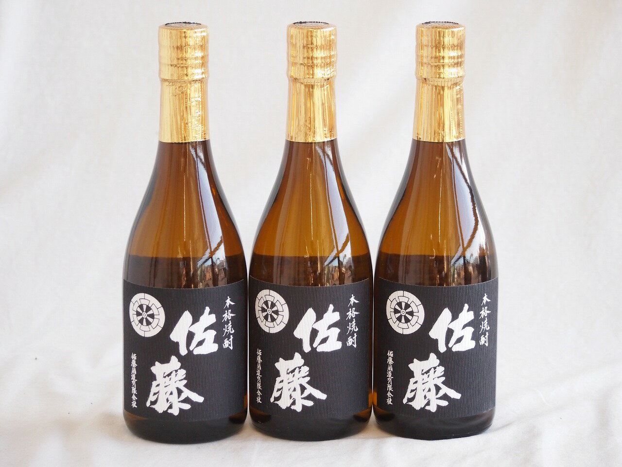 「黒麹仕込 佐藤芋焼酎」は、鹿児島県の佐藤酒造が造る本格焼酎です。黒麹の力強い風味と黄金千貫（さつまいもの一種）の香ばしさが特徴。さらに、甘さと香りのバランスが素晴らしく、熟成による滑らかな口当たりが楽しめます。飲み方としては、お湯割りでそ...