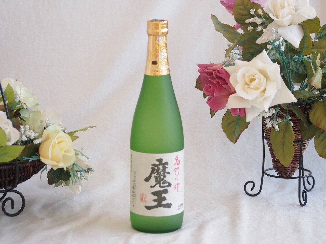 「白玉醸造 魔王芋焼酎」は、鹿児島県の名門蔵元で造られる特別な焼酎です。原料には地元産のさつまいも「黄金千貫」と米麹が使われており、減圧蒸留によって仕上げられています。この蒸留法のおかげで、熟成による滑らかな口当たりと、華やかでフルーティな...