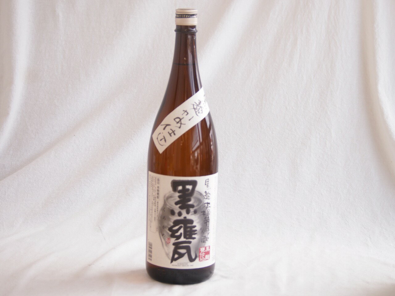 黒麹は昭和初期まで主流だった麹菌で、クエン酸を多く含むため、温暖な地域でも腐敗を防ぎやすいんだ。その結果、甘味とコクのある深い味わいが生まれる。芋の香りがしっかりと立ち上がりながらも、どこか上品。コクがありながら、後味はすっきり。お湯割りに...