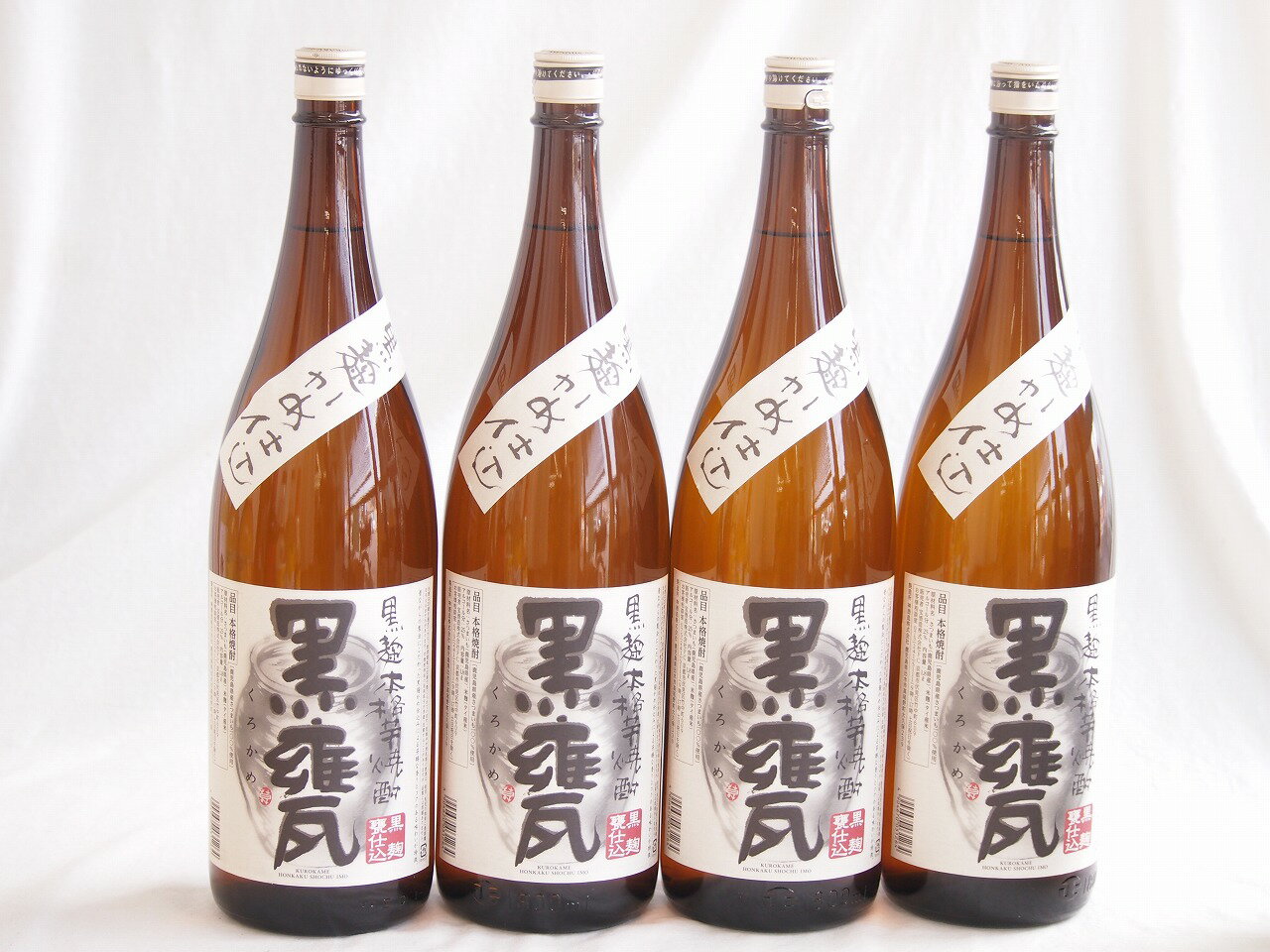 黒麹は昭和初期まで主流だった麹菌で、クエン酸を多く含むため、温暖な地域でも腐敗を防ぎやすいんだ。その結果、甘味とコクのある深い味わいが生まれる。芋の香りがしっかりと立ち上がりながらも、どこか上品。コクがありながら、後味はすっきり。お湯割りに...