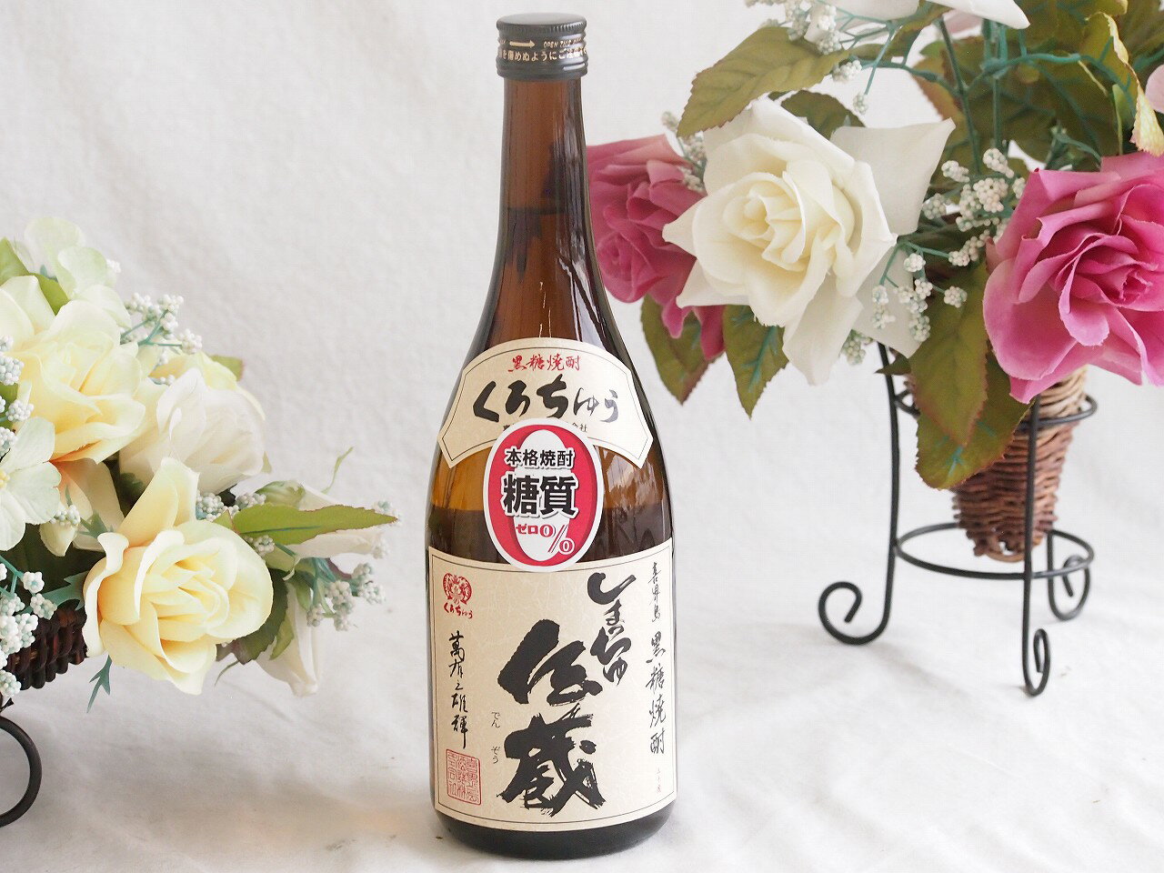 この焼酎は、奄美群島の豊かな自然と伝統的な製法で作られており、地元で愛飲されています。黒糖と米麹を使用しており、深いコクと黒糖の香りが楽しめます黒糖焼酎 くろちゅう しまちゅ伝蔵 30度 (鹿児島) 720ml×1本