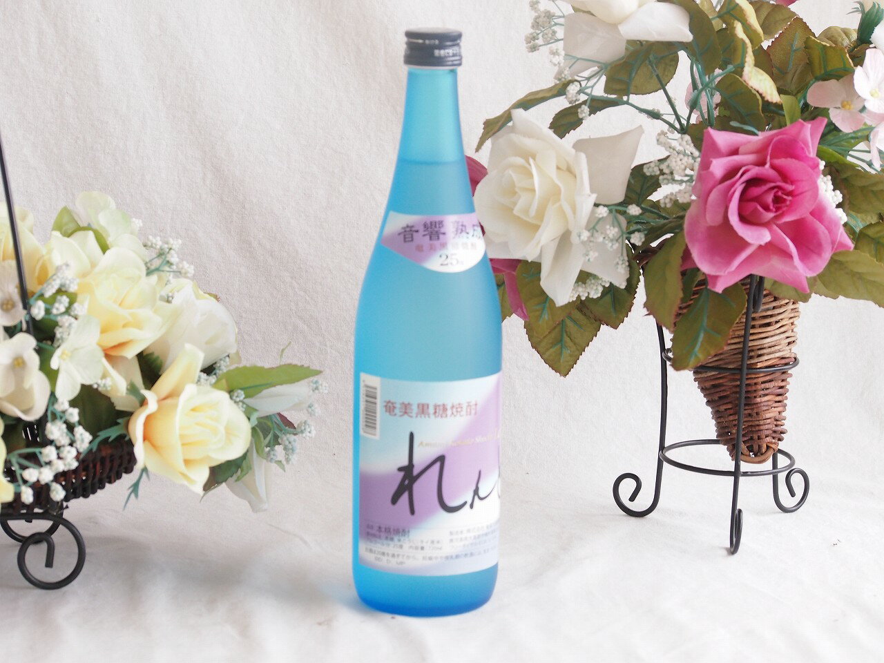 「れんと 25度」は、奄美大島開運酒造が製造する黒糖焼酎です。この焼酎は「音響熟成」という独自の製法で作られています。貯蔵タンクにクラシック音楽を流し、その音響振動によって焼酎をゆっくりと熟成させる方法です。「れんと」という名前は、音楽用語...