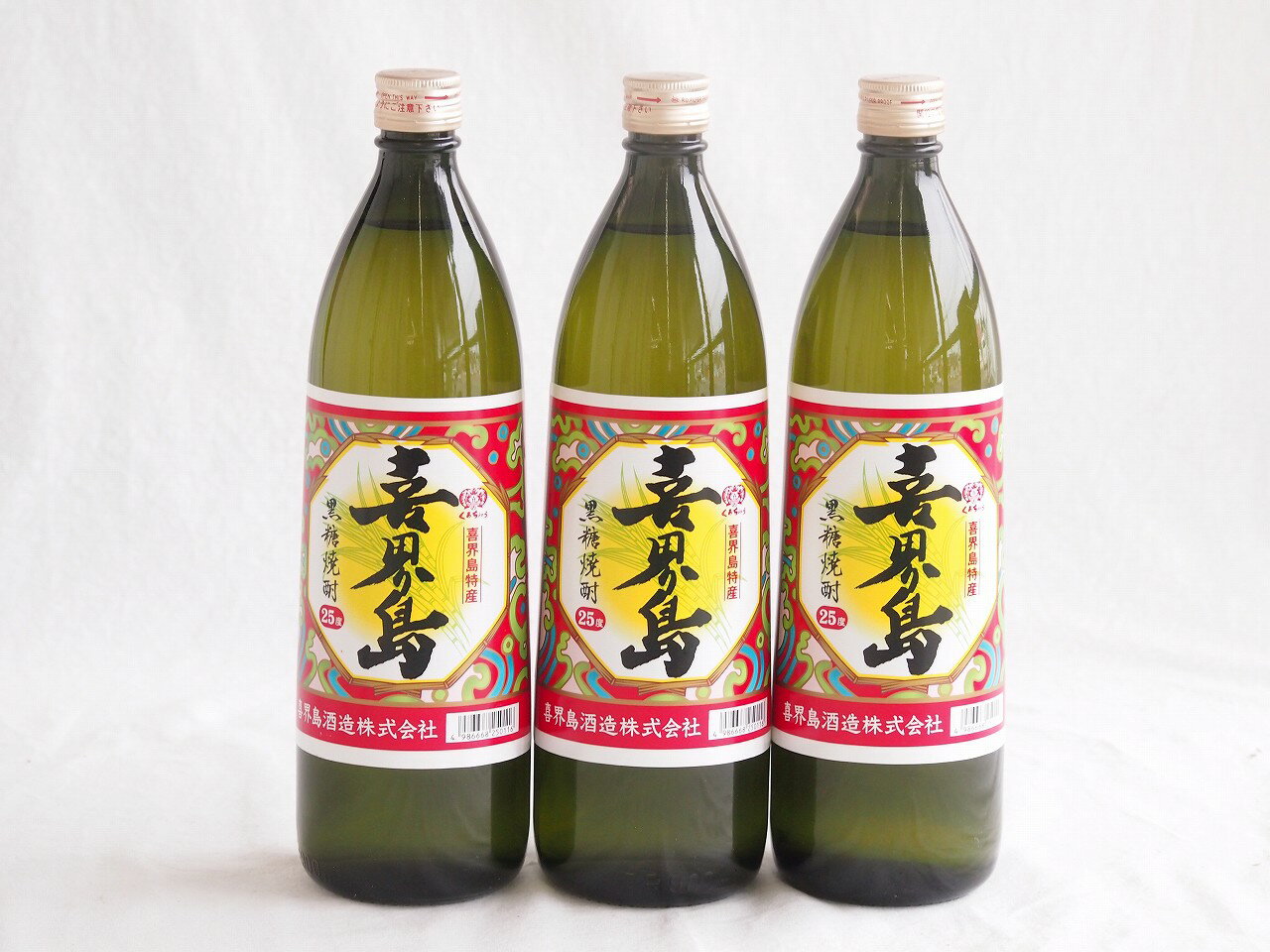この焼酎は、昔ながらの常圧蒸留法で作られており、黒糖の豊かな風味と香りを大切にしています1。アルコール度数は25度で、まろやかな喉越しとほんのりとした甘みが特徴です。3本セット(黒糖焼酎 喜界島 25度 (鹿児島)) 900ml×3本