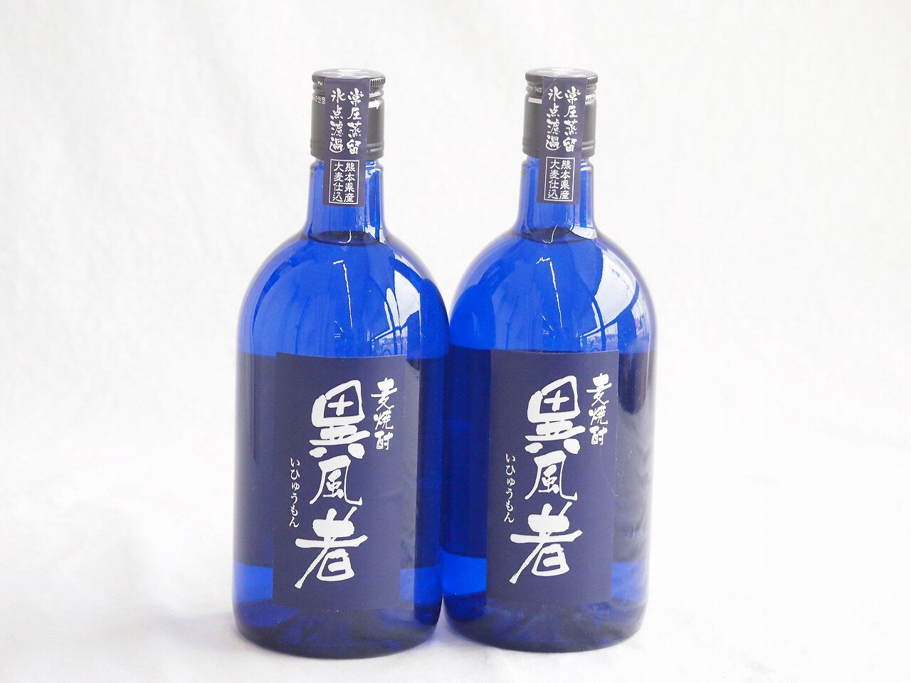 この焼酎は、熊本産の大麦と阿蘇の伏流水を使用し、昔ながらの常圧蒸留法で作られています。その後、氷点濾過を行うことで、焼酎本来の風味を残しつつも雑味を取り除いています。「異風者」という名前は、熊本弁や佐賀弁で「ちょっと風変わりな頑固者」を意味...