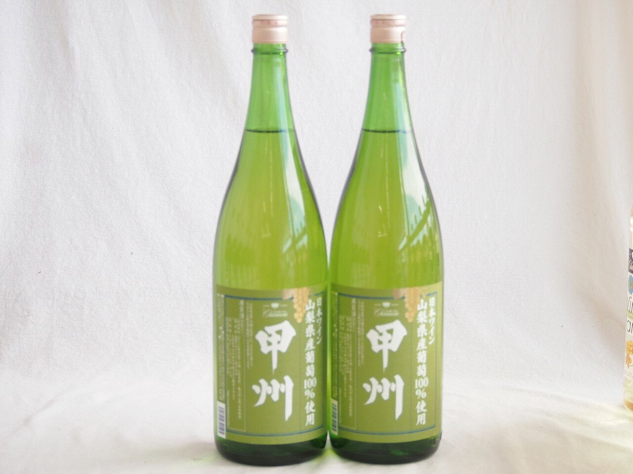 シャンモリ 山梨県産葡萄100％ 甲州白ワイン やや辛口：シャンモリの「山梨県産葡萄100％ 甲州白ワイン やや辛口」は、山梨県産の葡萄を100％使用した白ワインです。甲州地域の特徴を活かした、やや辛口でフレッシュな味わいが特徴です。このワ...